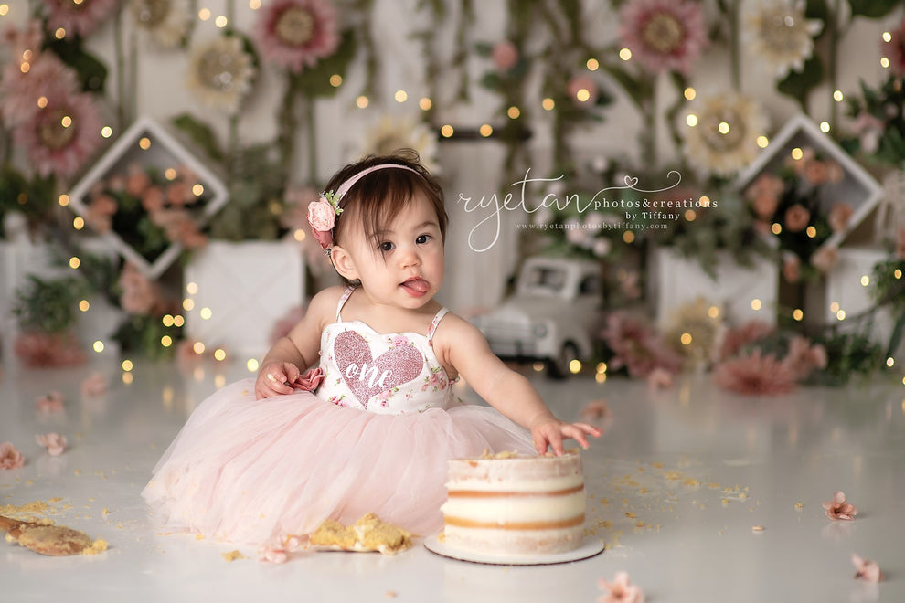 Daisy Chain – Fancy Fabric & Props