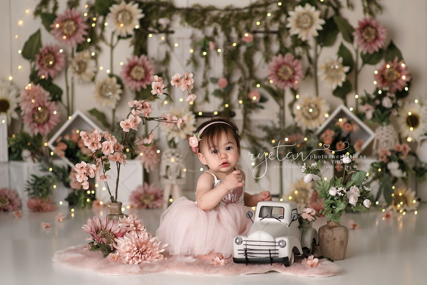 Daisy Chain – Fancy Fabric & Props