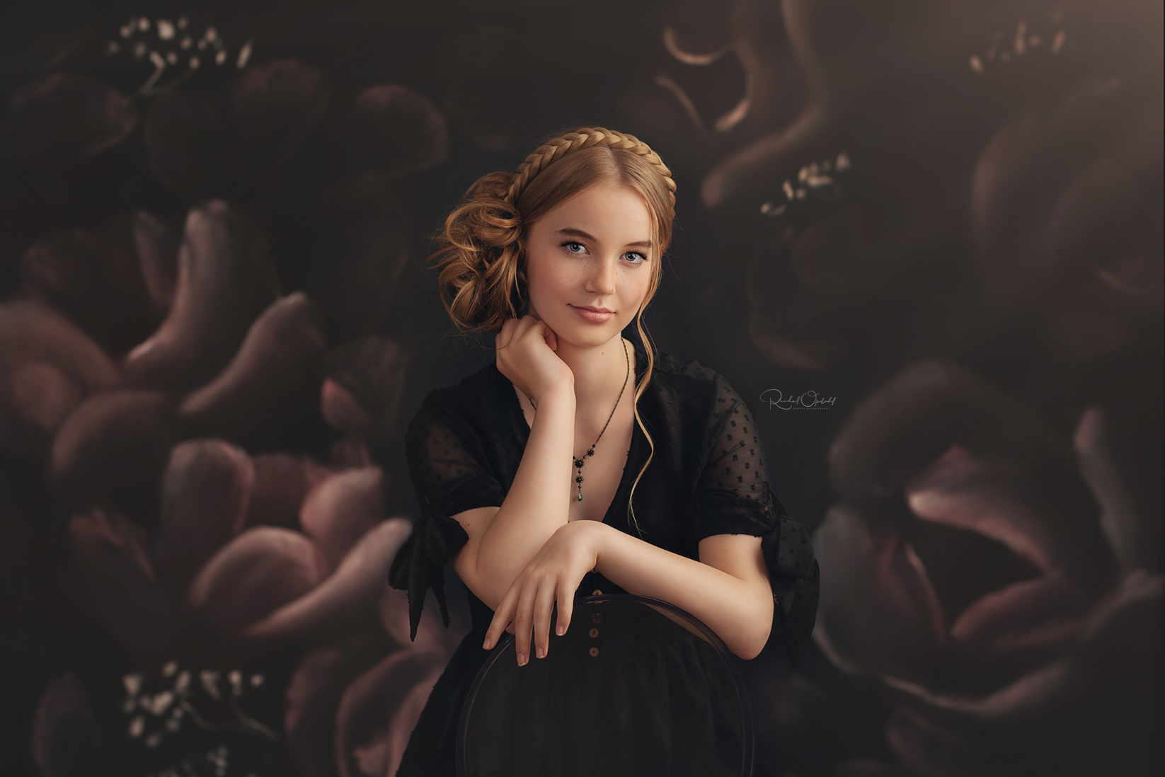 Arabella – Fancy Fabric & Props